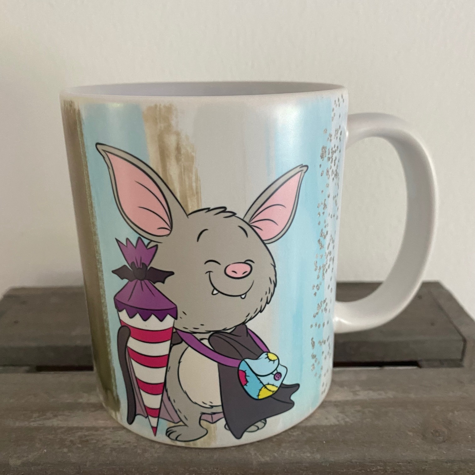 Keramiktasse satin: Einschulung Fledermaus – Zaubereinmaleins Shop Keramiktasse satin: Einschulung Fledermaus – Zaubereinmaleins Shop