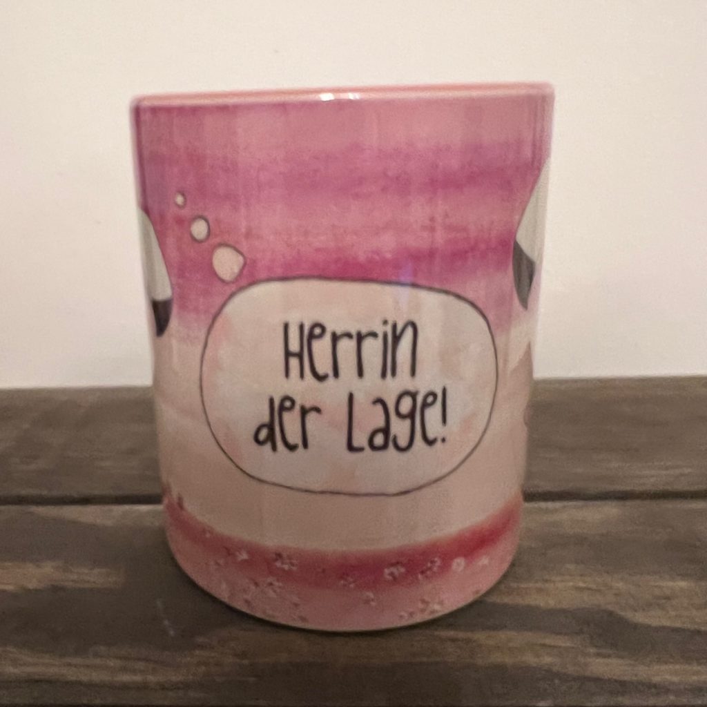 Keramiktasse Hochglanz: Herrin der Lage – Zaubereinmaleins Shop