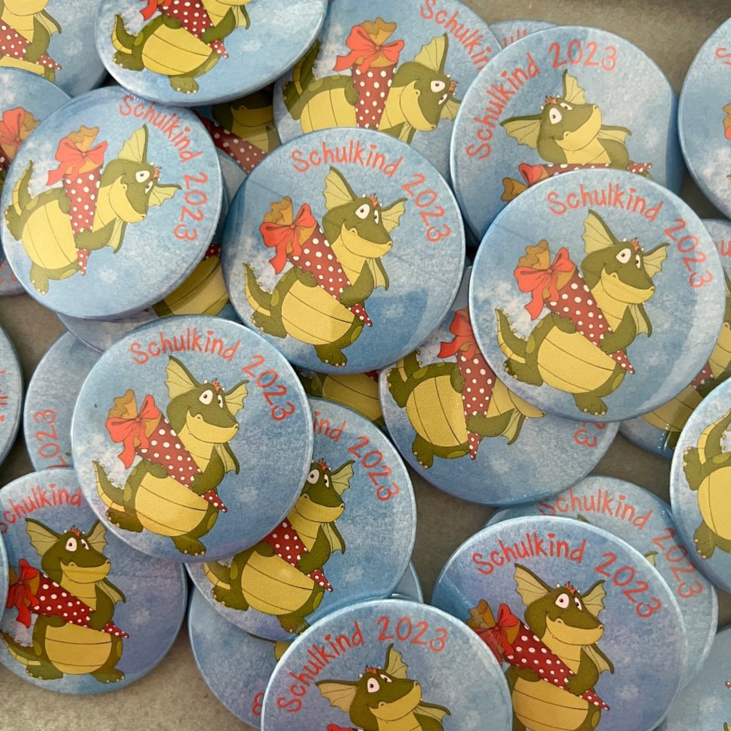 30 Nadelbuttons 59 mm foliert – Konstantin Schulkind 2023 – Zaubereinmaleins Shop