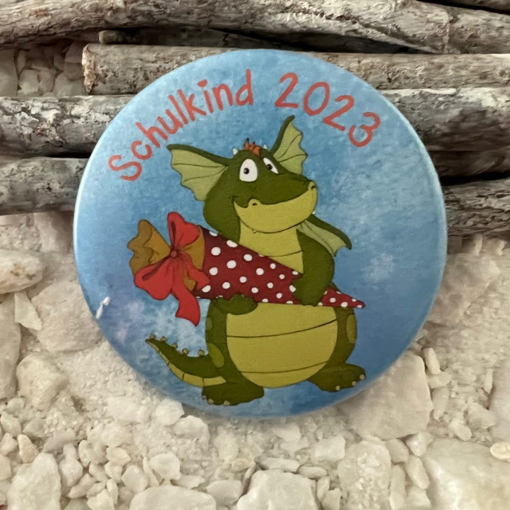 30 Nadelbuttons 59 mm foliert – Konstantin Schulkind 2023 – Zaubereinmaleins Shop